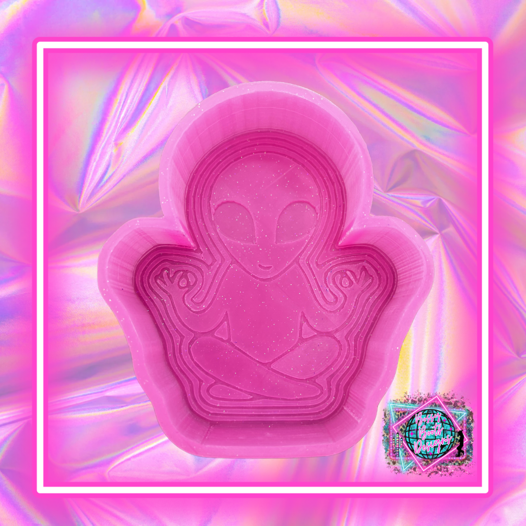 Meditating Alien – BossyBootsDesigns